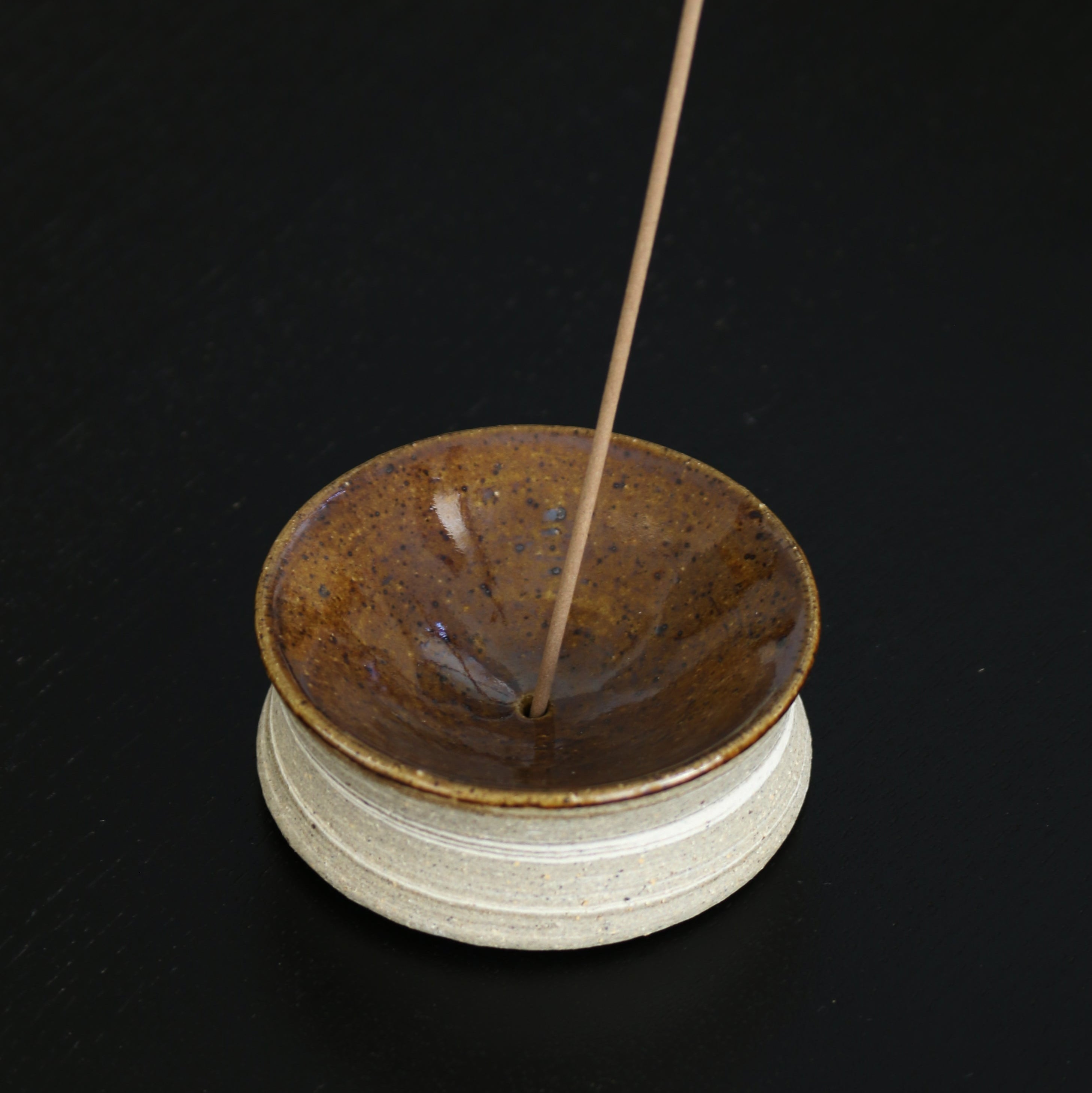 渦 INCENSE HOLDER | mono circle in bronze marble – solinii